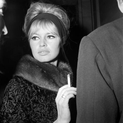 Mourners pay tribute to Brigitte Bardot at Saint-Tropez funeral ...