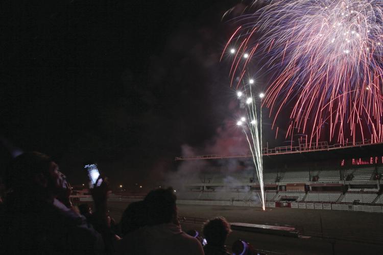 Fireworks show, after a brief rain delay, delights crowd | Gallery ...