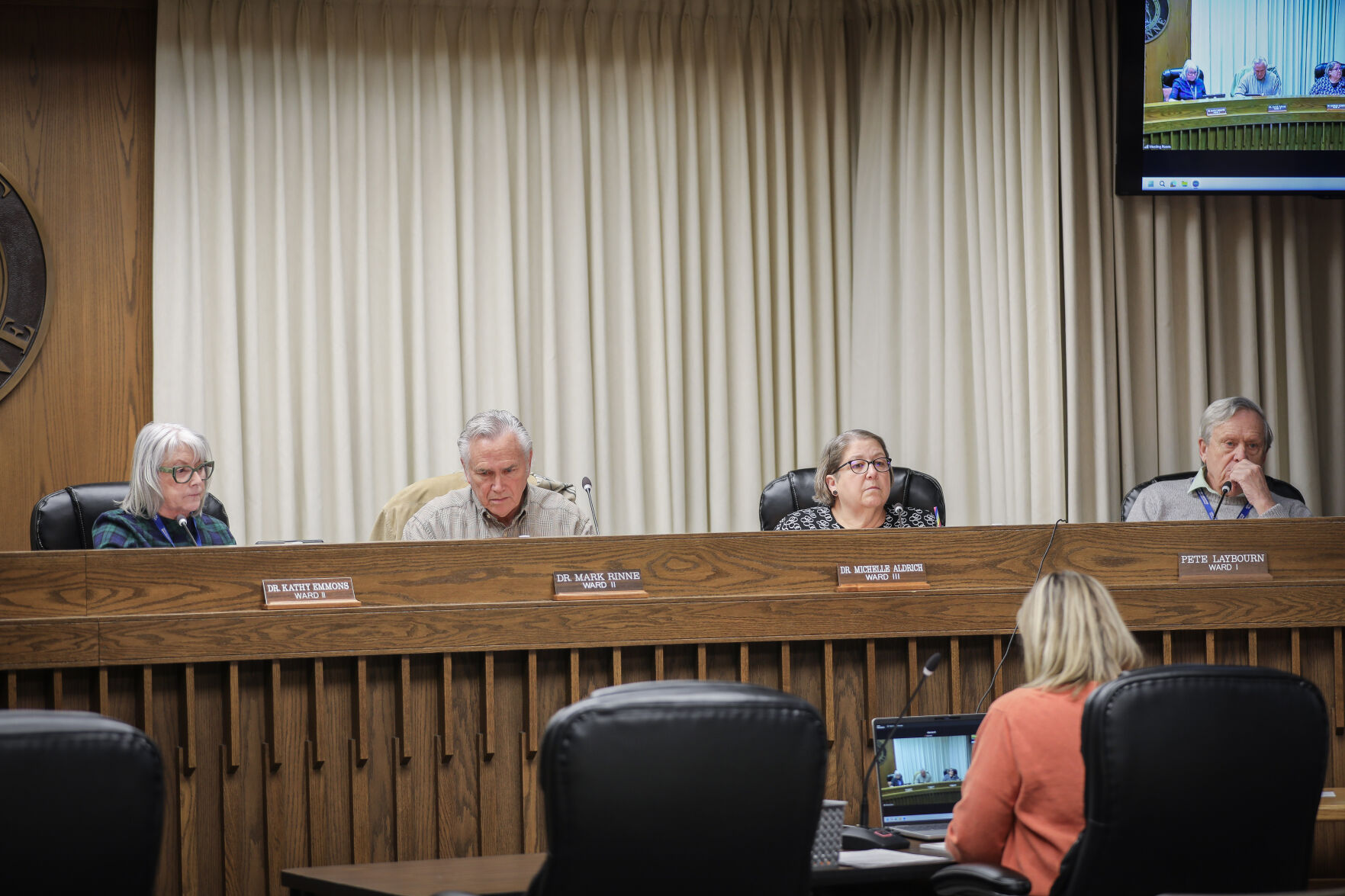 Tie vote sends private display ban to full council with no committee ...