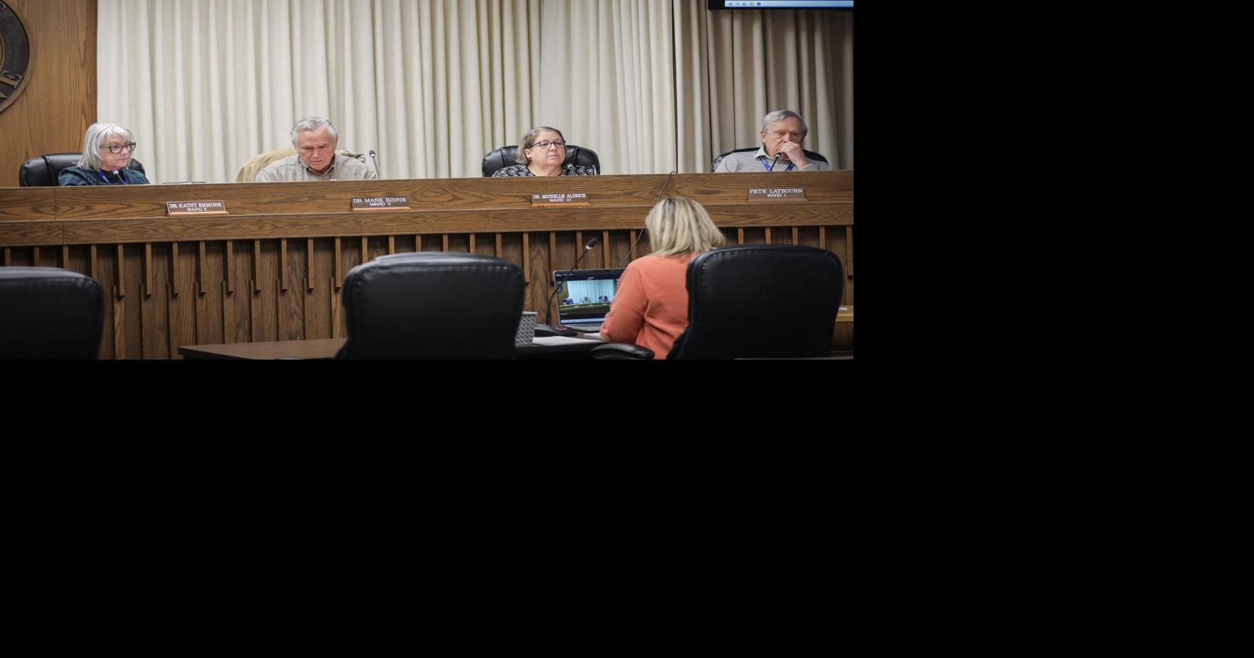Tie vote sends private display ban to full council with no committee ...