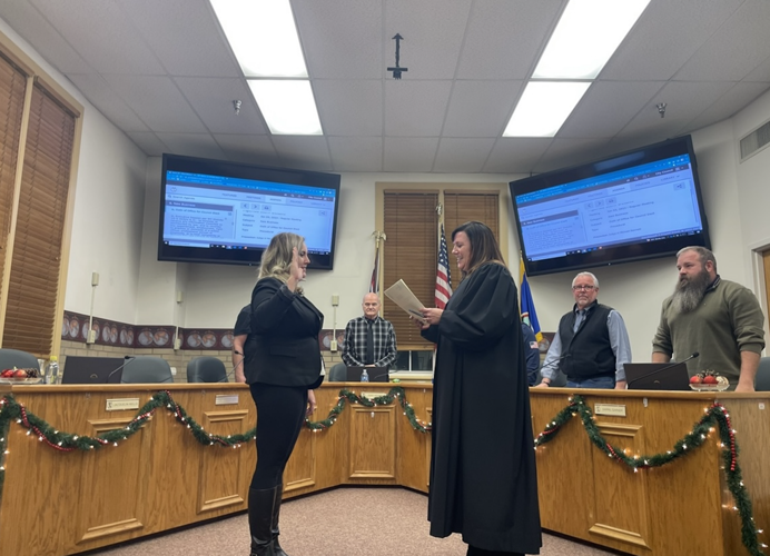 A new beginning: Rawlins City Council members sworn in during first ...