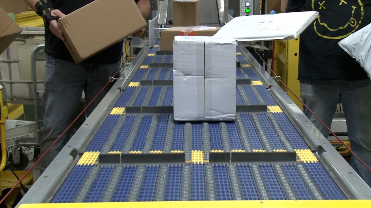 Cheyenne USPS gives inside look into facility during peak holiday ...