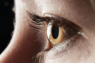 6 bad habits that are hurting your eyes