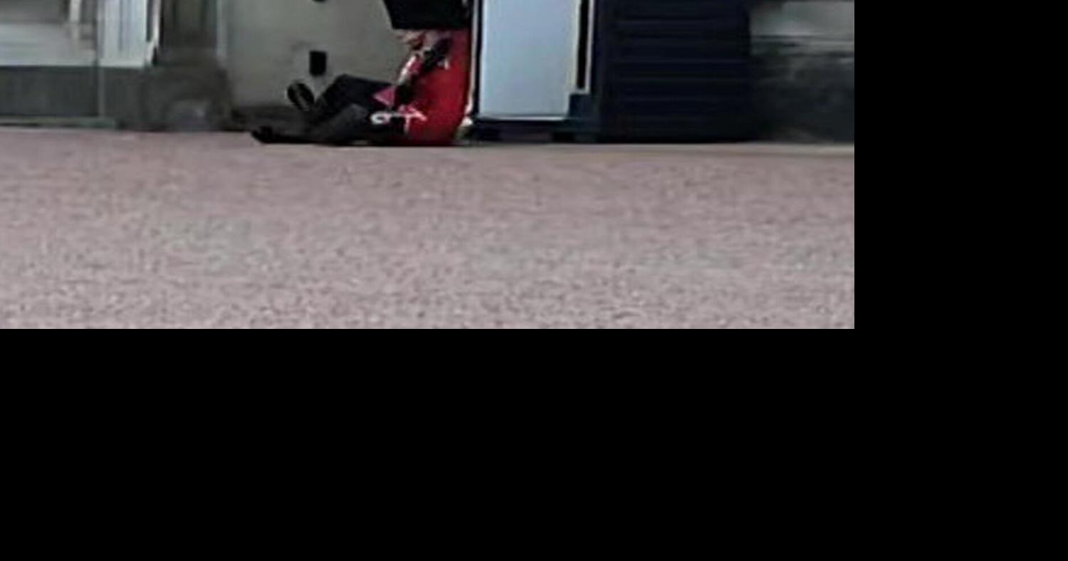 Buckingham Palace guard slips and lands on his butt while on duty ...