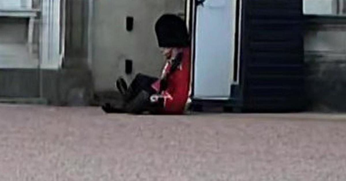 Buckingham Palace guard slips and lands on his butt while on duty ... Buckingham Palace guard slips and lands on his butt while on duty ...