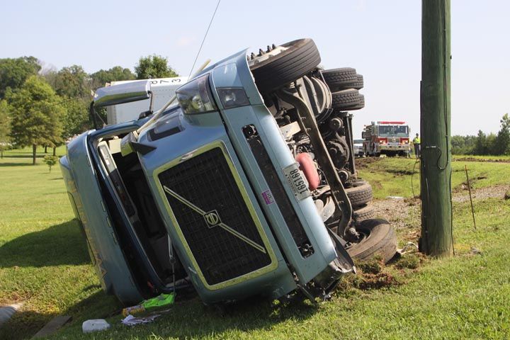 Tractor-trailer wreck makes mess | Local News | yourgv.com
